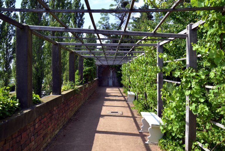 Pergola und Betender Knabe im Wörlitzer Park – blindbild